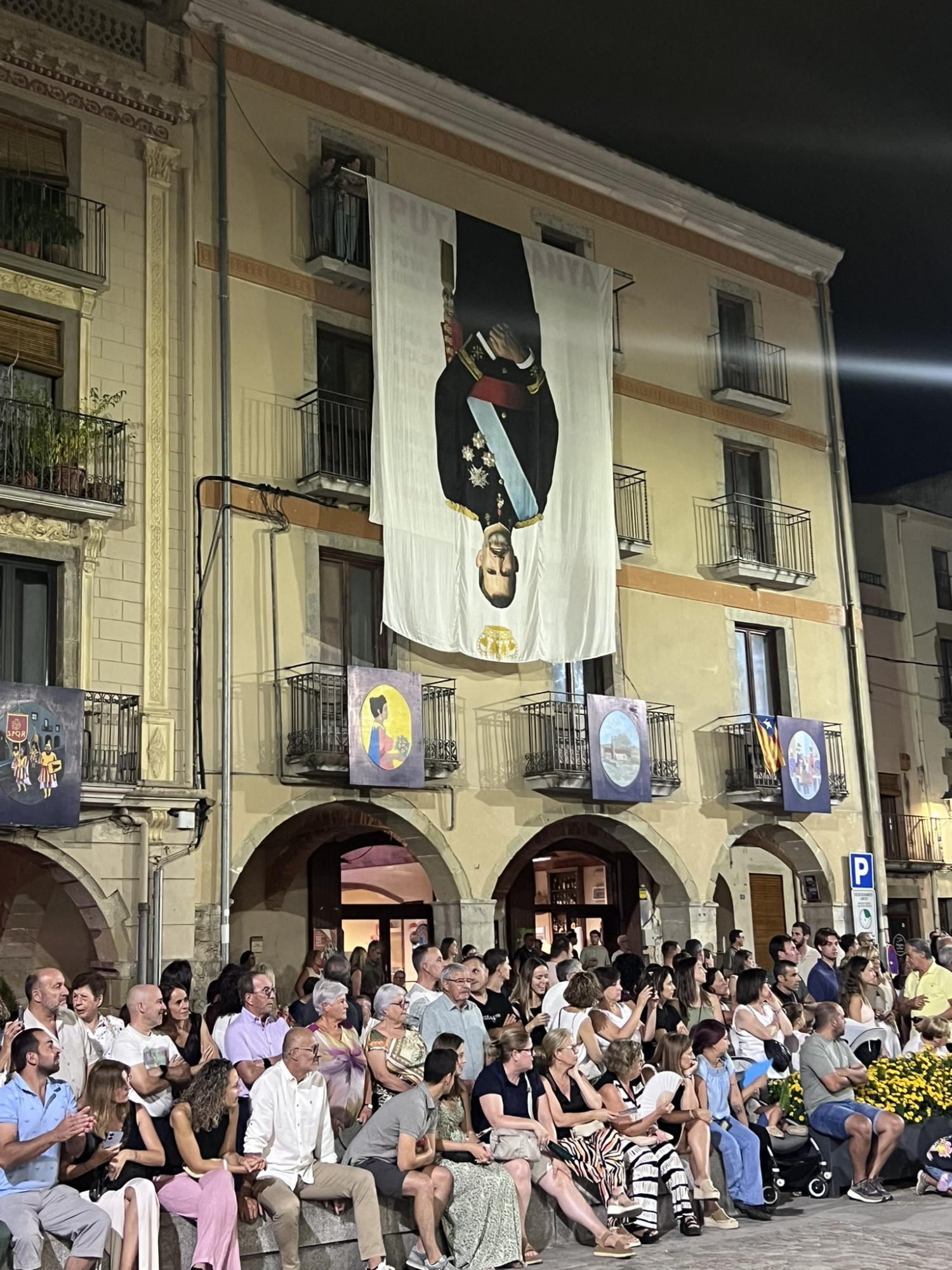 Cuelgan un retrato del rey Felipe VI boca abajo en una plaza de Amer