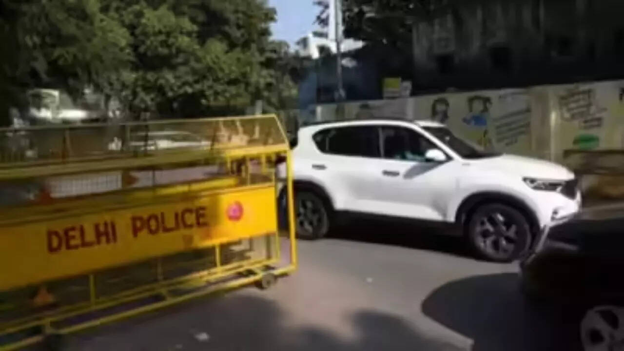 Delhi bomb scare: Several schools, including DPS Dwarka, receive threat ...