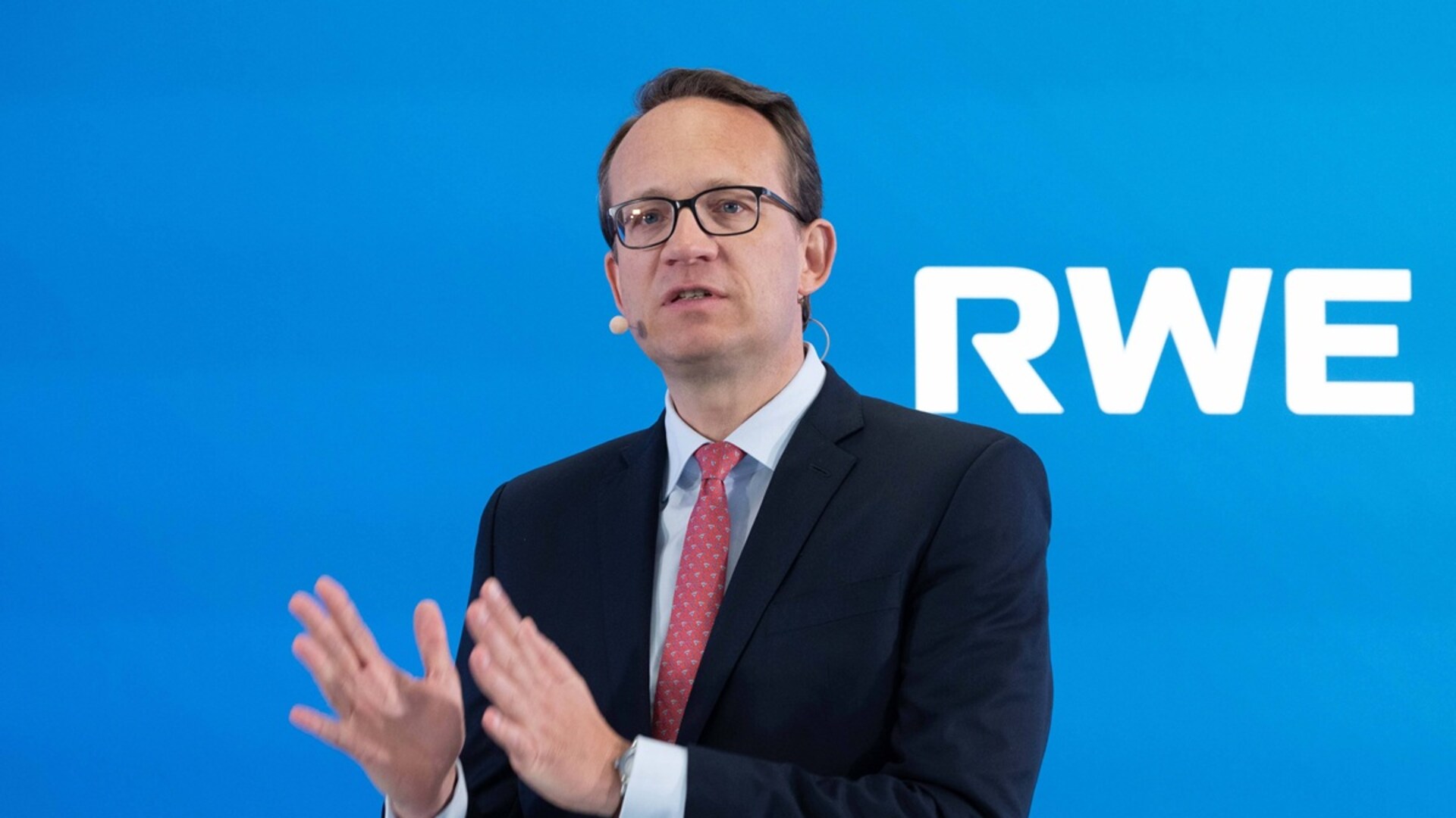 RWE sieht sich trotz Gegenwind auf Kurs, JPMorgan empfiehlt Aktie zum Kauf