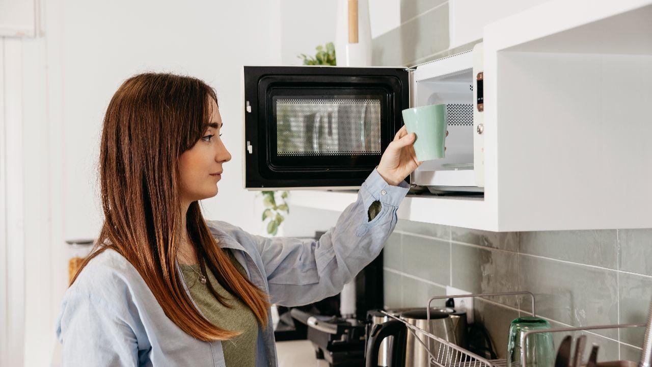 10 alimentos que não deve aquecer no micro-ondas