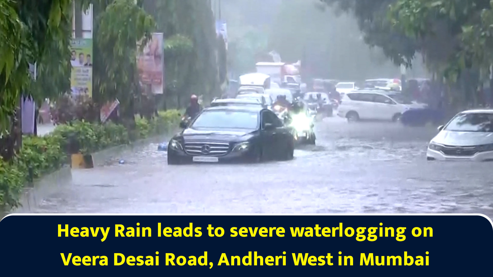 Heavy Rain leads to severe waterlogging on Veera Desai Road, Andheri ...