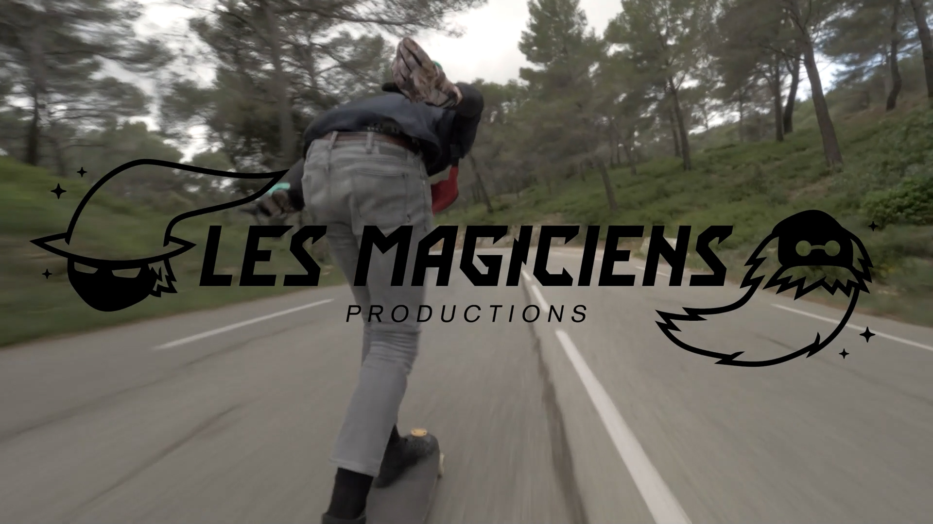 Downhill Skateboarden op Bochtige Open Weg