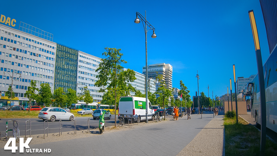 Berlin, Tyskland – Promenad på Alexanderplatz en solig dag (4K)