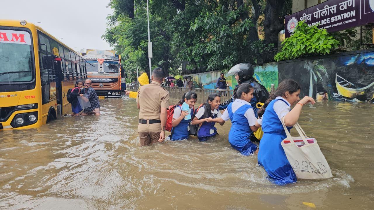 IN PHOTOS Mumbai Police step in to rescue stranded school children in ...