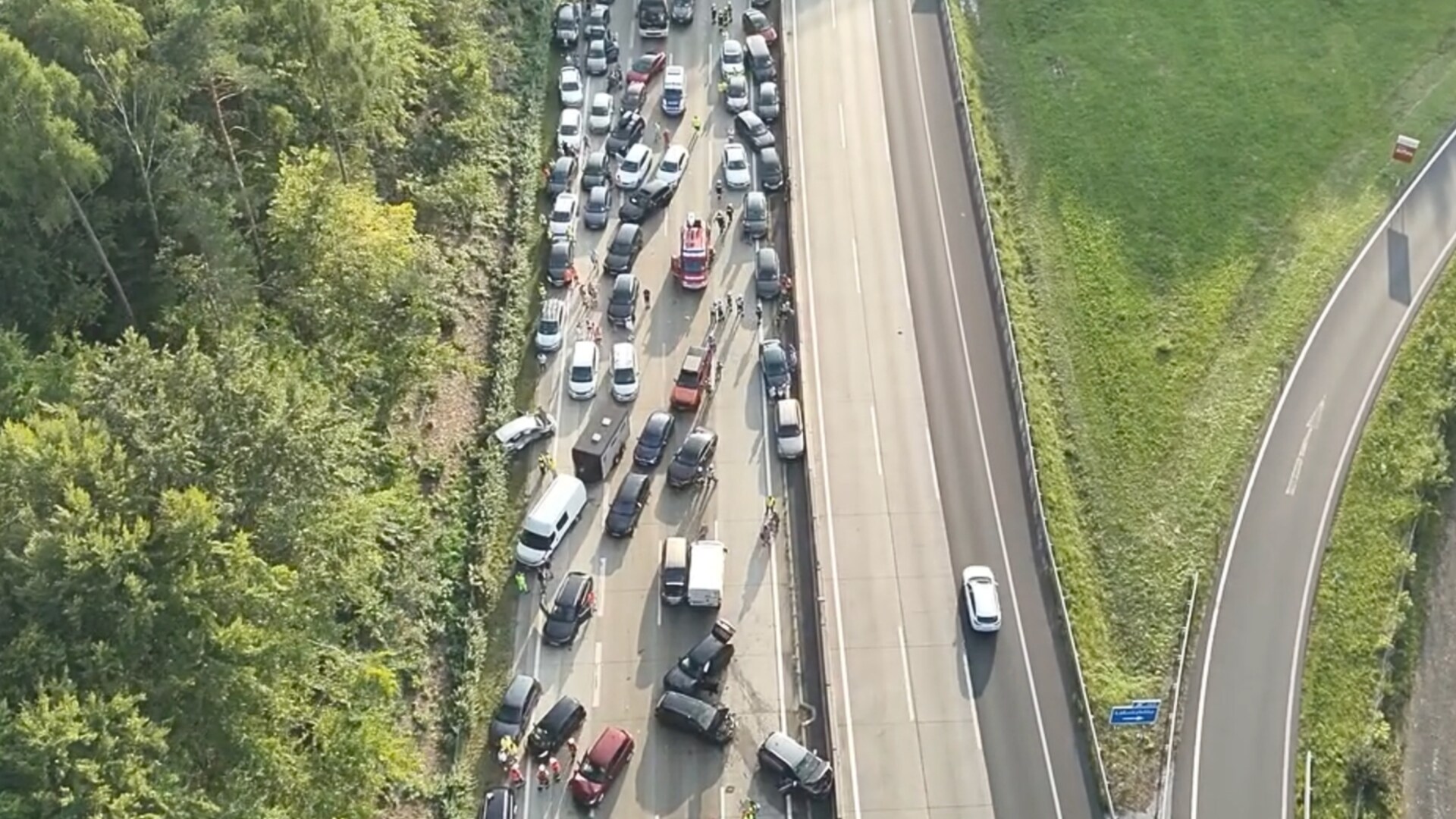 33 Autos, 29 Verletzte: Video zeigt heftigen Massen-Crash auf der A2