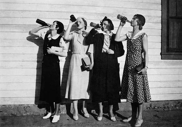 50 Historical Photos of the World in 1925