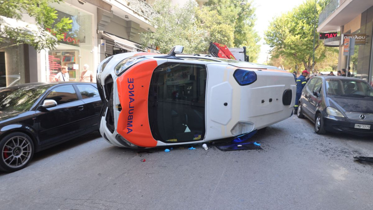 Ανατροπή ασθενοφόρου στο Γουδί: Πέθανε ο ασθενής που ήταν μέσα μετά από ...