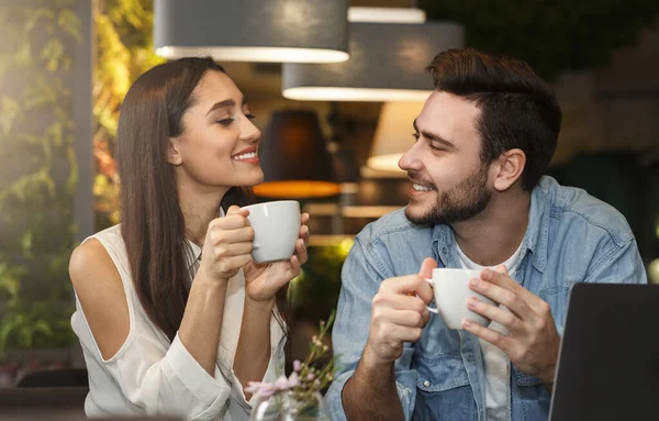 The Subtle Red Flags You Should Never Brush Off on a First Date