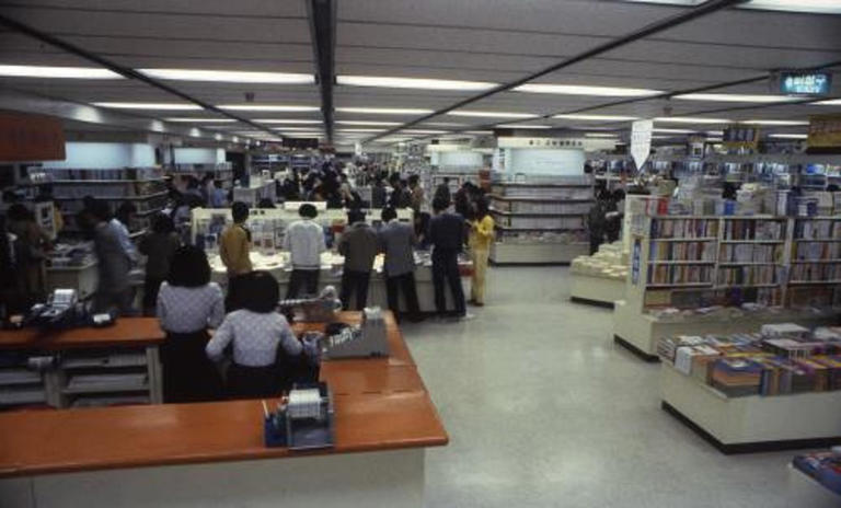 광화문 한복판, 금싸라기 땅에 '돈 안 되는' 서점을 짓다...교보문고 이야기 [이게머니]