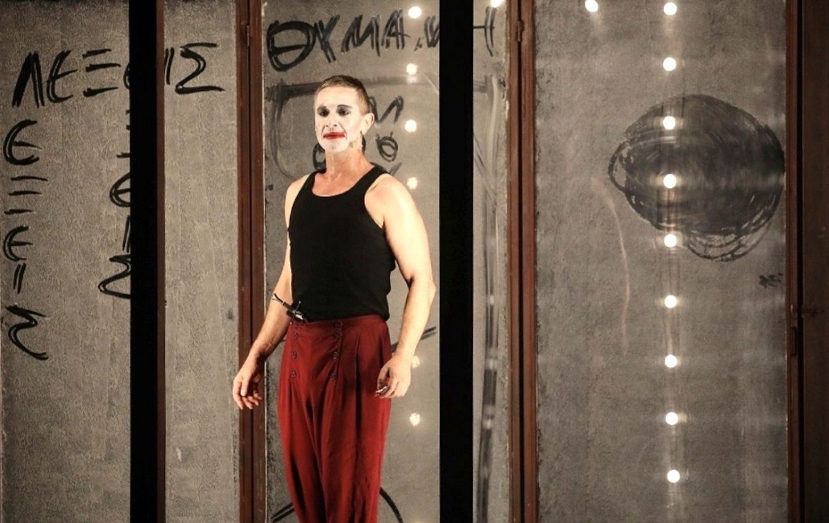 Ακυρώνεται η θεατρική παράσταση «Μόνος με τον Άμλετ» στην Πάτρα