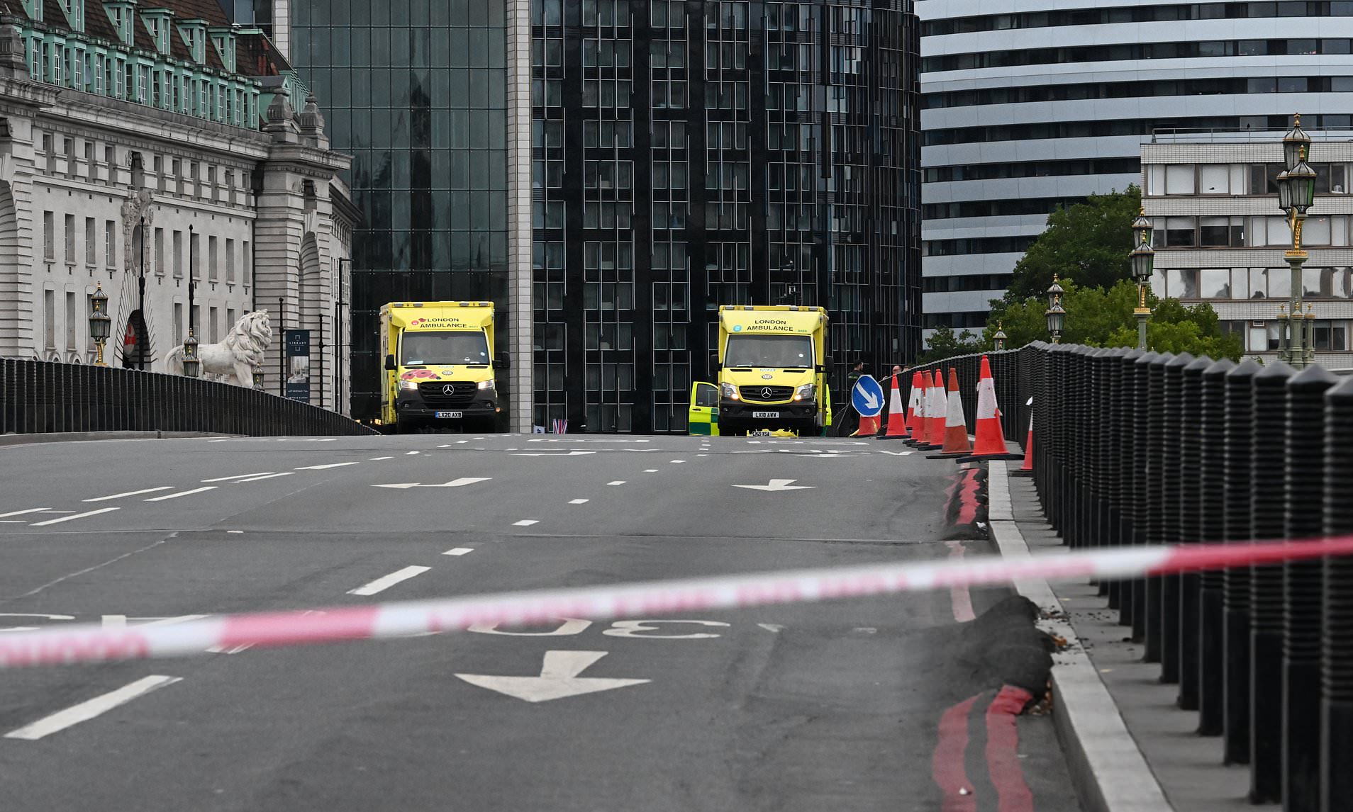 Westminster Bridge closed as police rush to deal with 'incident'