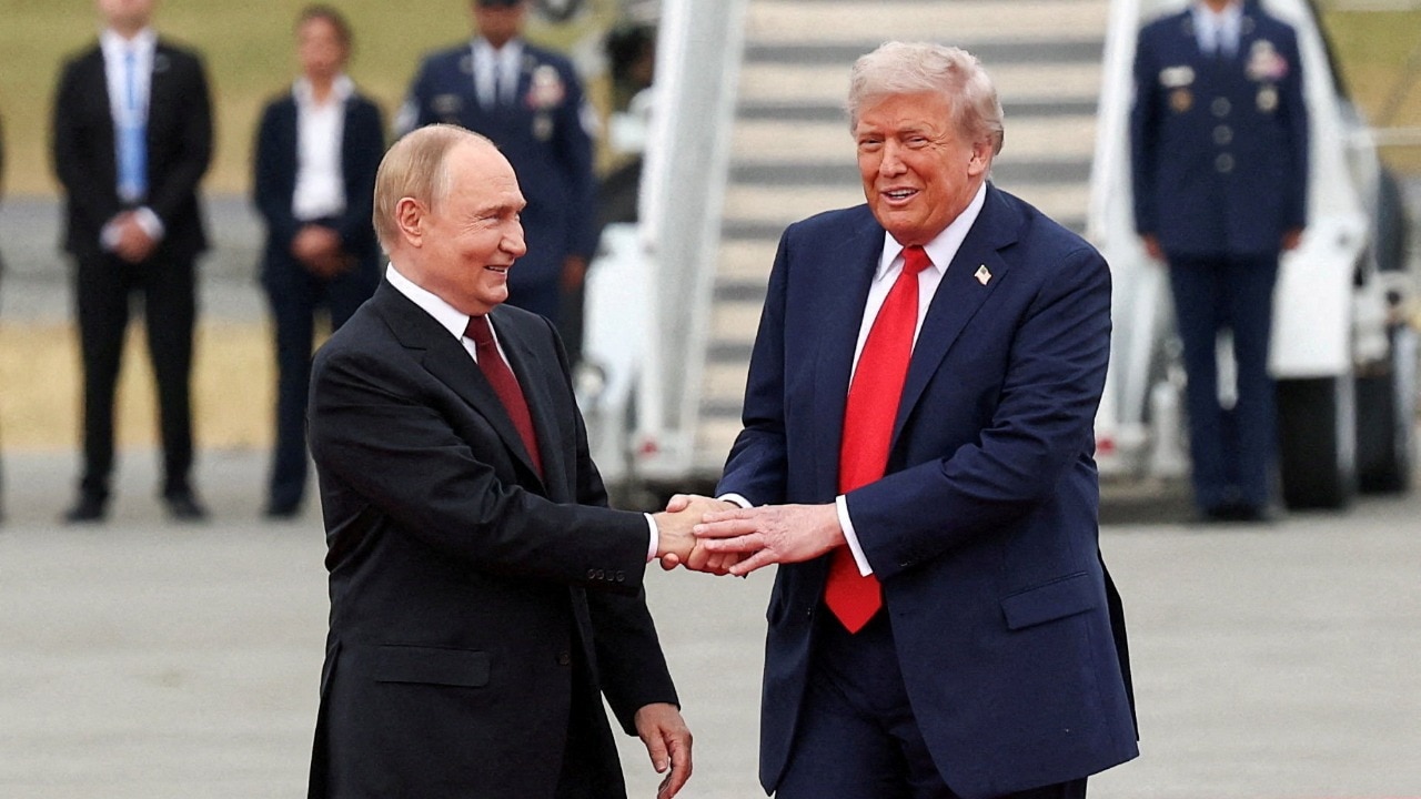 Putin's bodyguards carried 'poop suitcase' to Alaska meet with Trump ...