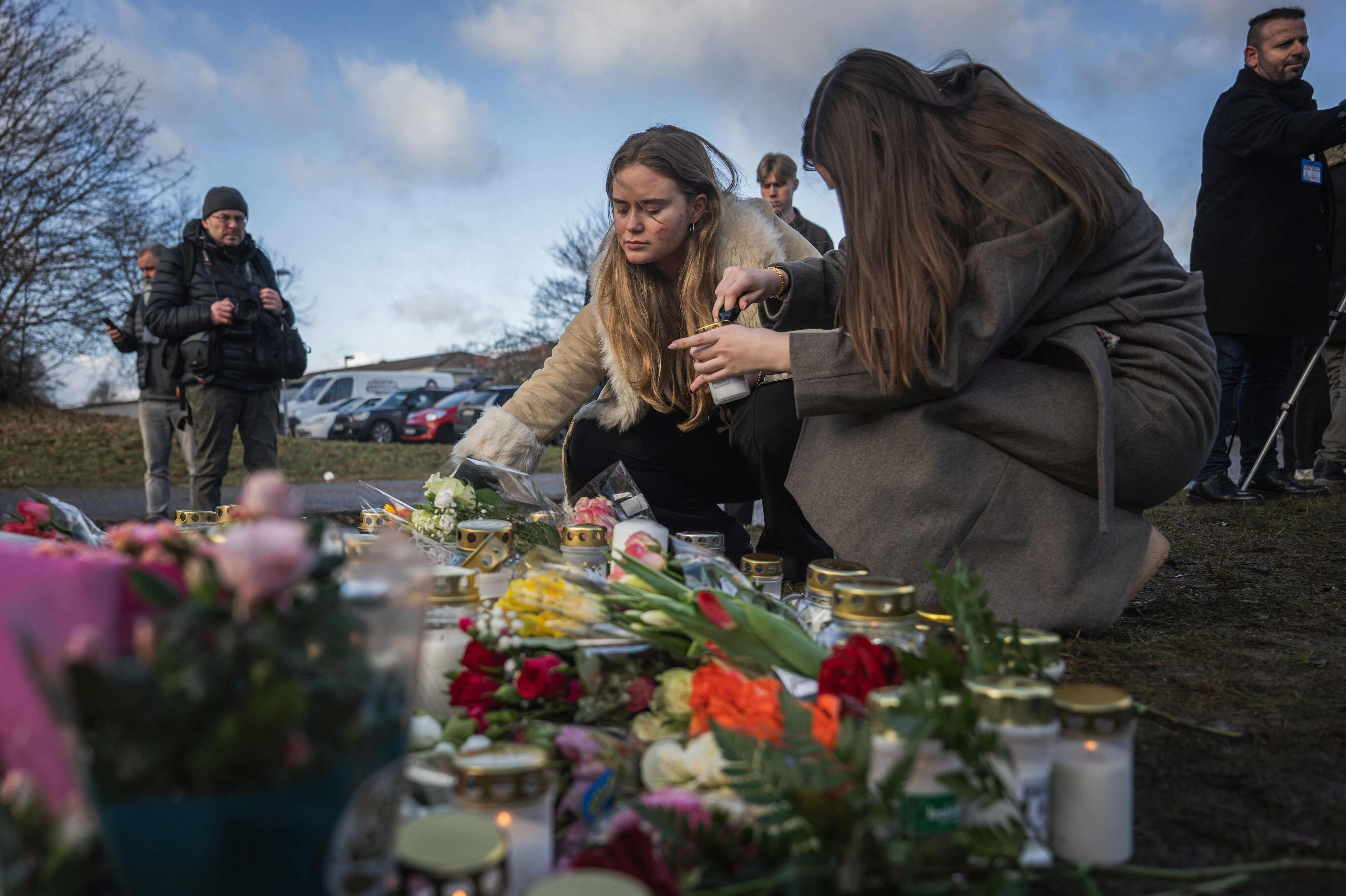 Svensk skole genåbner med ny sikkerhed efter masseskyderi