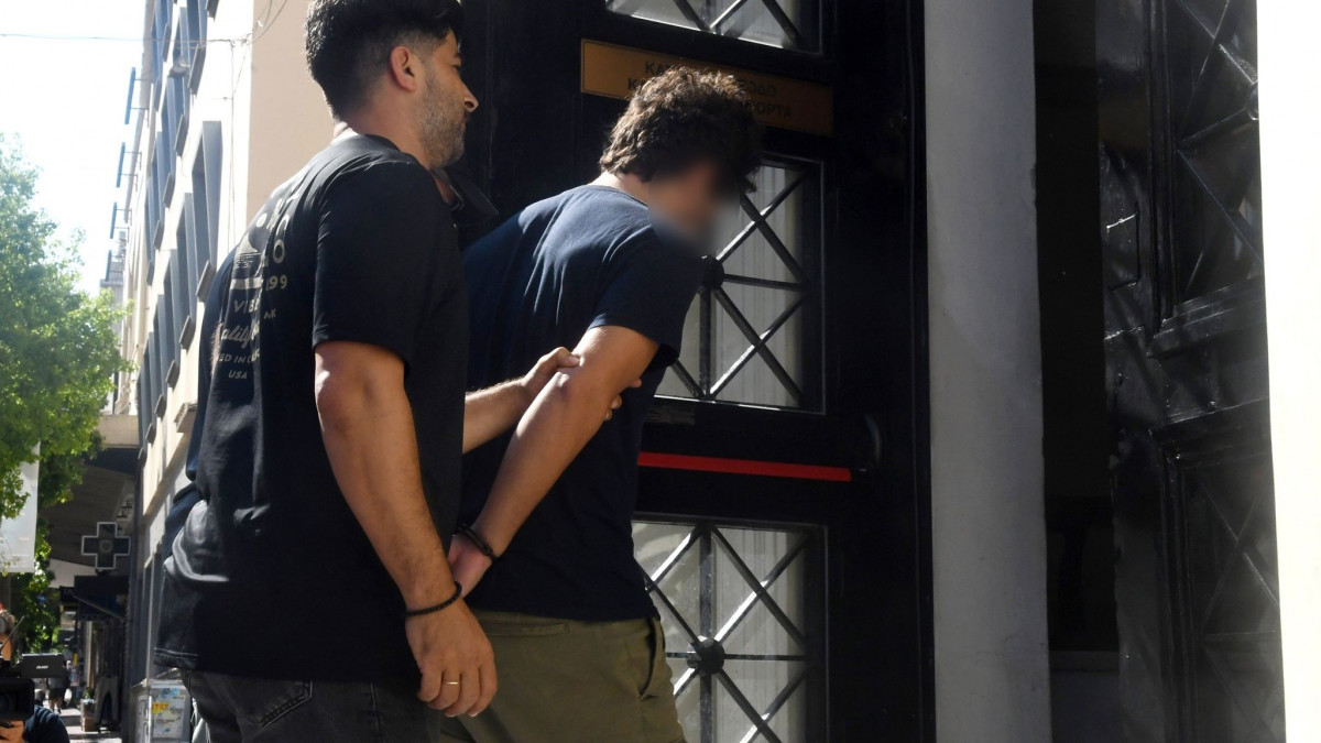 Πάτρα: Με σκυμμένο το κεφάλι στα δικαστήρια ο 25χρονος - Αρνείται τον ...