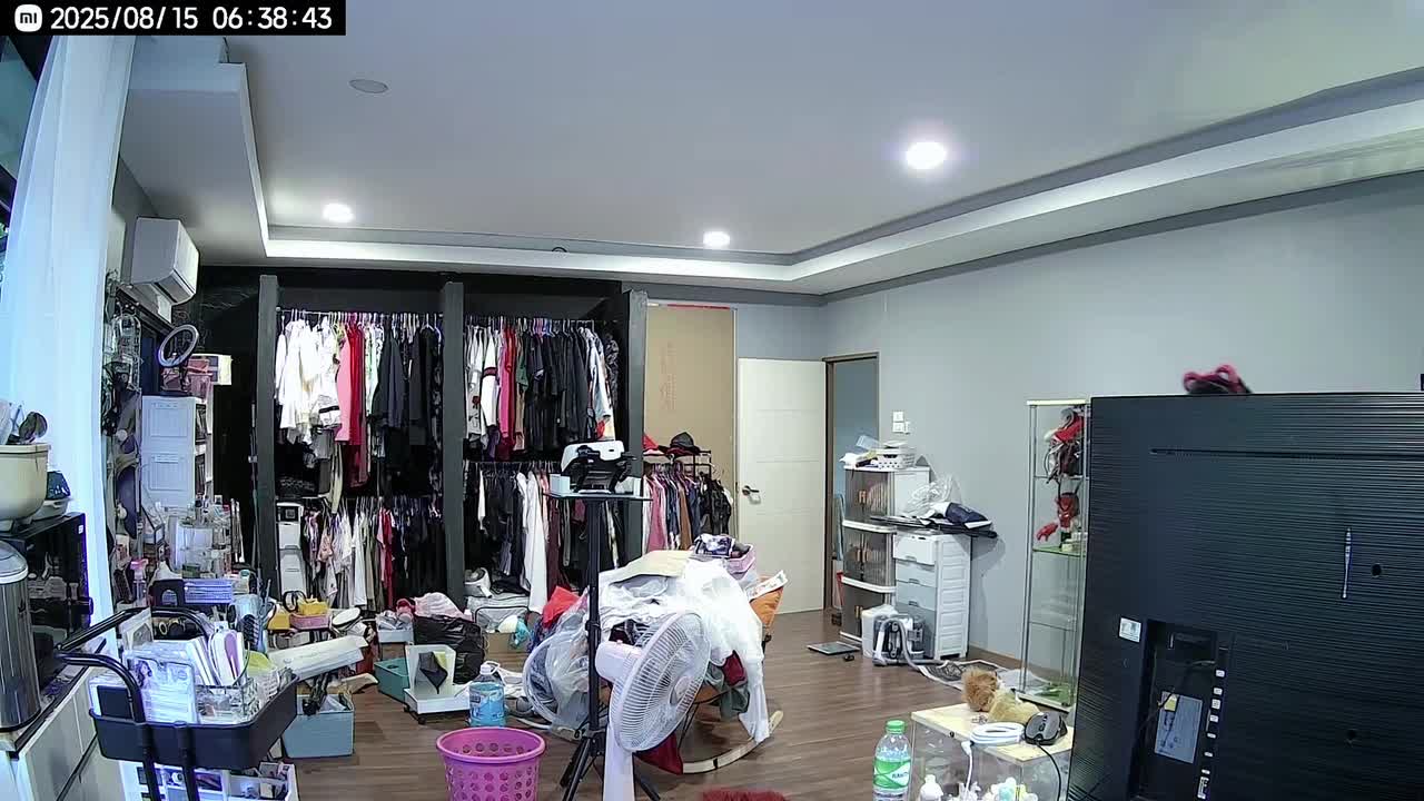 Shopkeeper has sliding doors moment leaving room seconds before ceiling ...