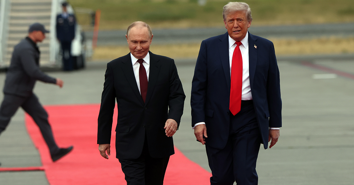 People sugges haunting reason Trump was walking in zig zags for Putin ...