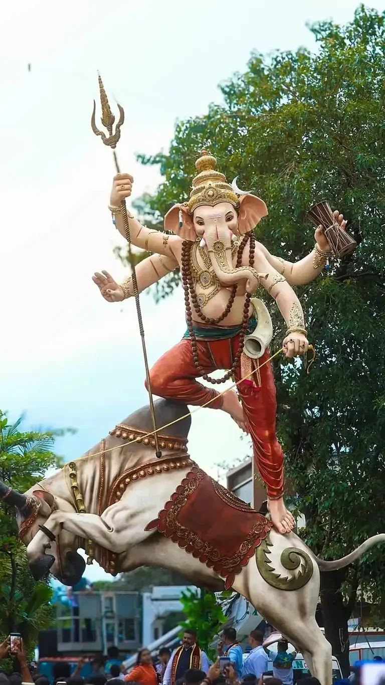Mumbai's Ganesh Chaturthi 2025: Chinchpokli Cha Chintamani, Parel Cha ...