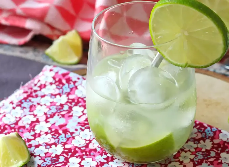 Caipirinha au citron vert : la boisson brésilienne facile à préparer