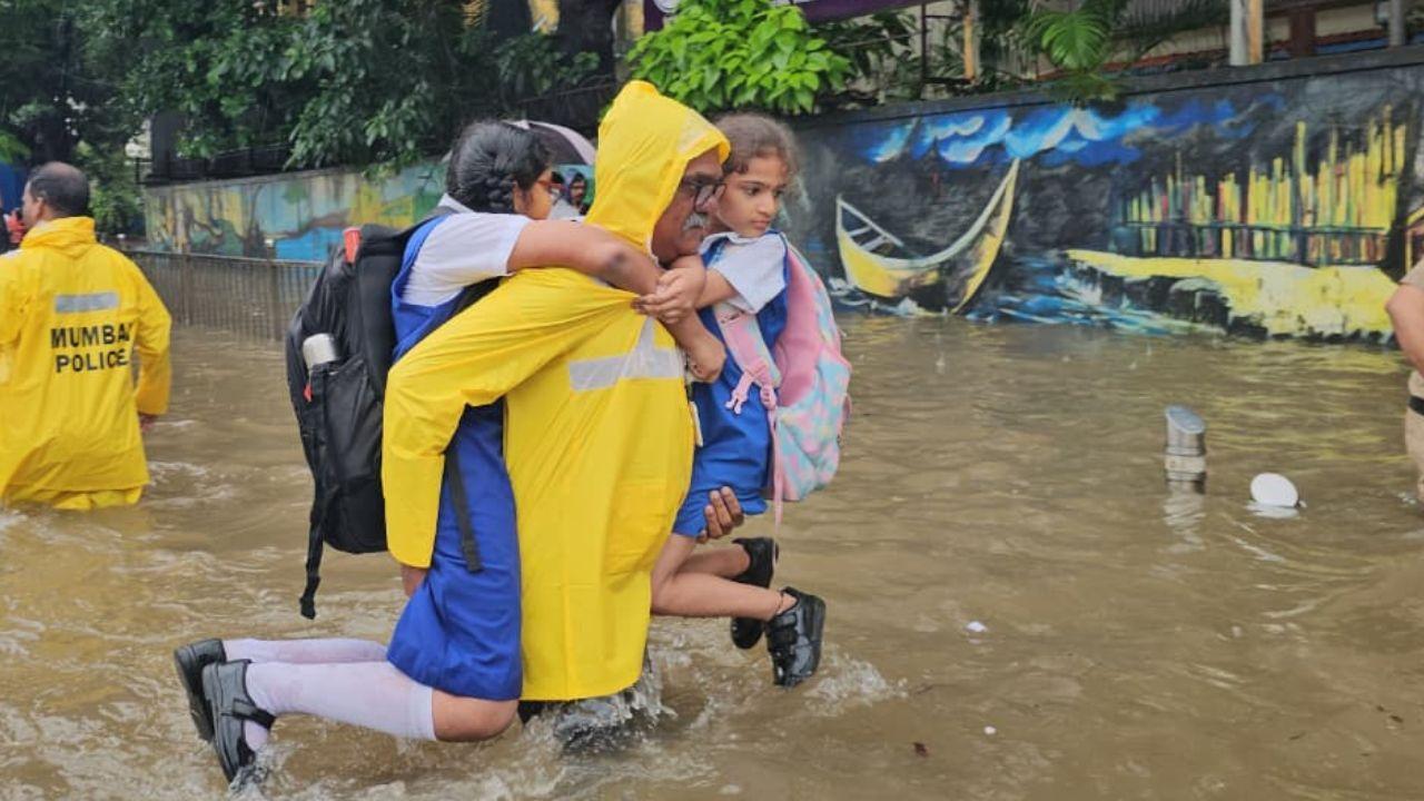 IN PHOTOS Mumbai Police step in to rescue stranded school children in ...