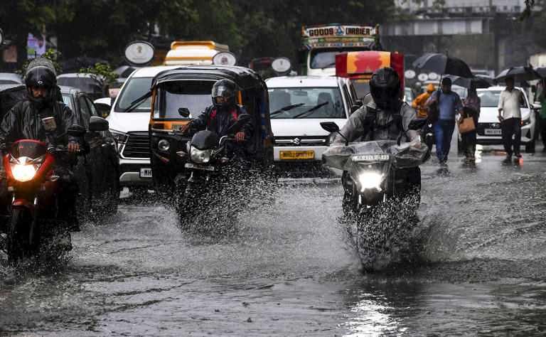 Rain fury: 5 missing, 200 stranded in Nanded; local trains, flights hit ...