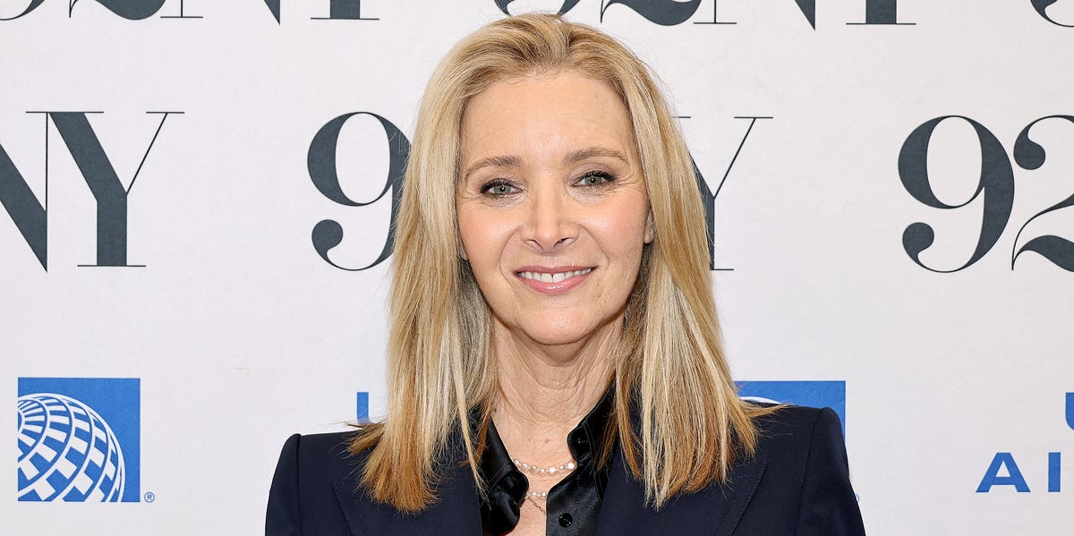 Friends’ Lisa Kudrow makes rare red carpet appearance in a sleek suit ...