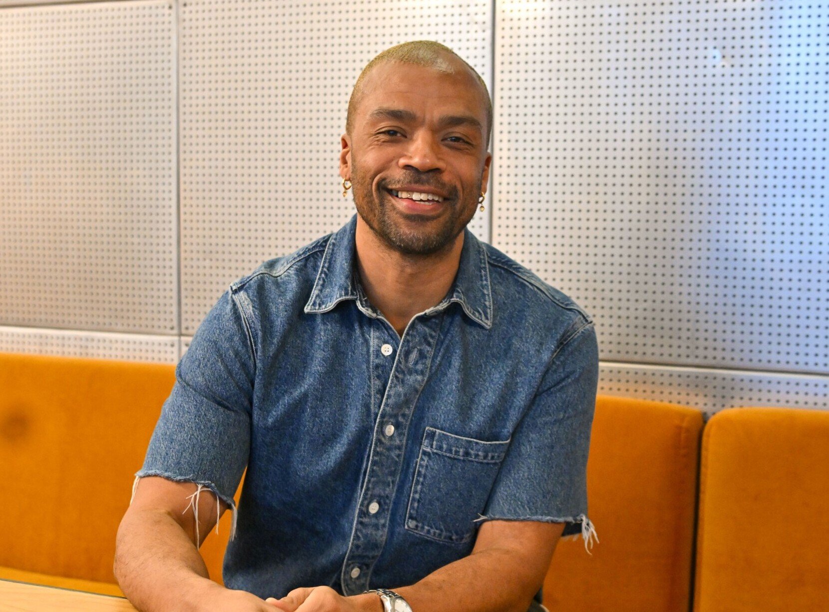 Jani Toivola ilmestyi someen oudossa asussa – tanssii ja paljastaa tärkeän sanoman