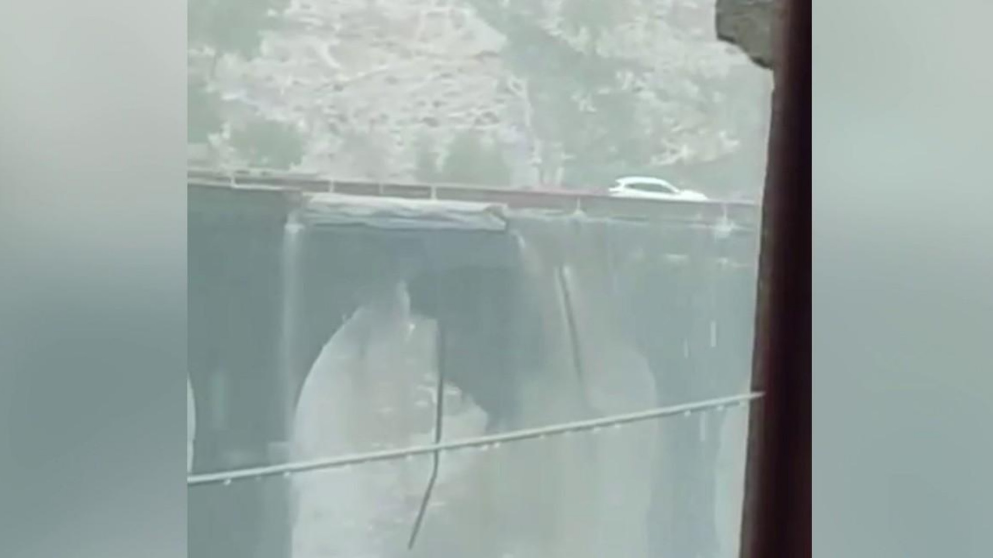 Maltempo a Randazzo: il parapetto del ponte crolla mentre transitano le ...