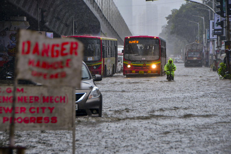Rain fury: 5 missing, 200 stranded in Nanded; local trains, flights hit ...