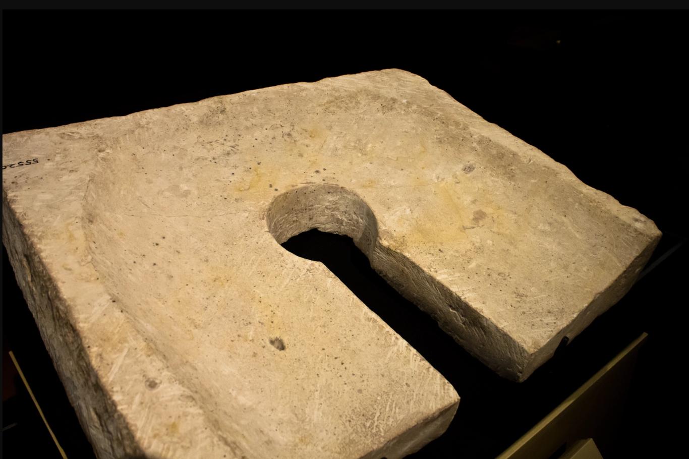 Archeologové objevili nejstarší toaletní prkénko na světě. Trůnil na ...