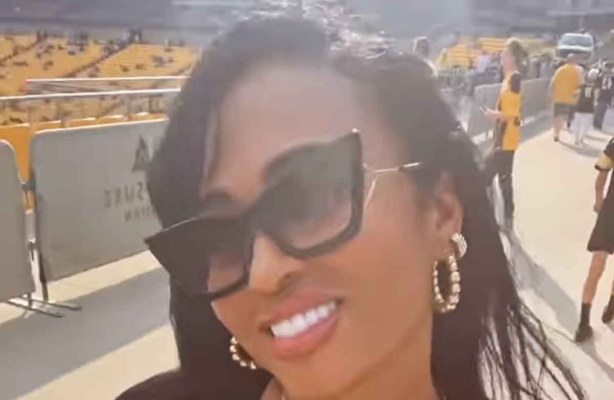 Shedeur Sanders' Mom Is 'Winning' NFL Preseason With Her Outfits