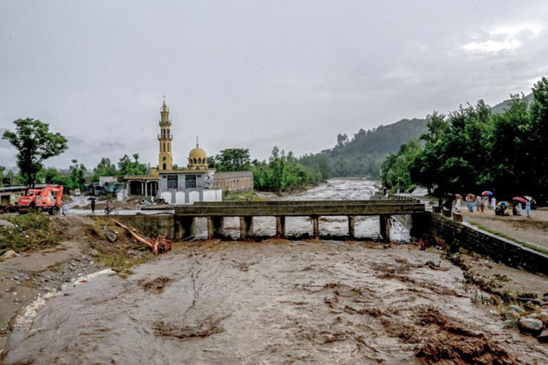 Dodentol door moessonregens in Pakistan loopt op tot bijna 400