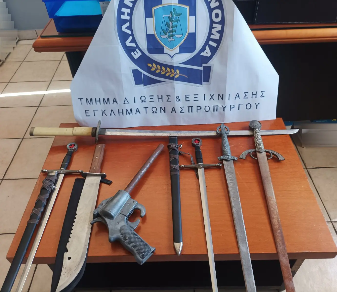 Συνελήφθη 25χρονη στον Ασπρόπυργο – Πιστόλι, σπαθί και ξιφίδια βρέθηκαν ...