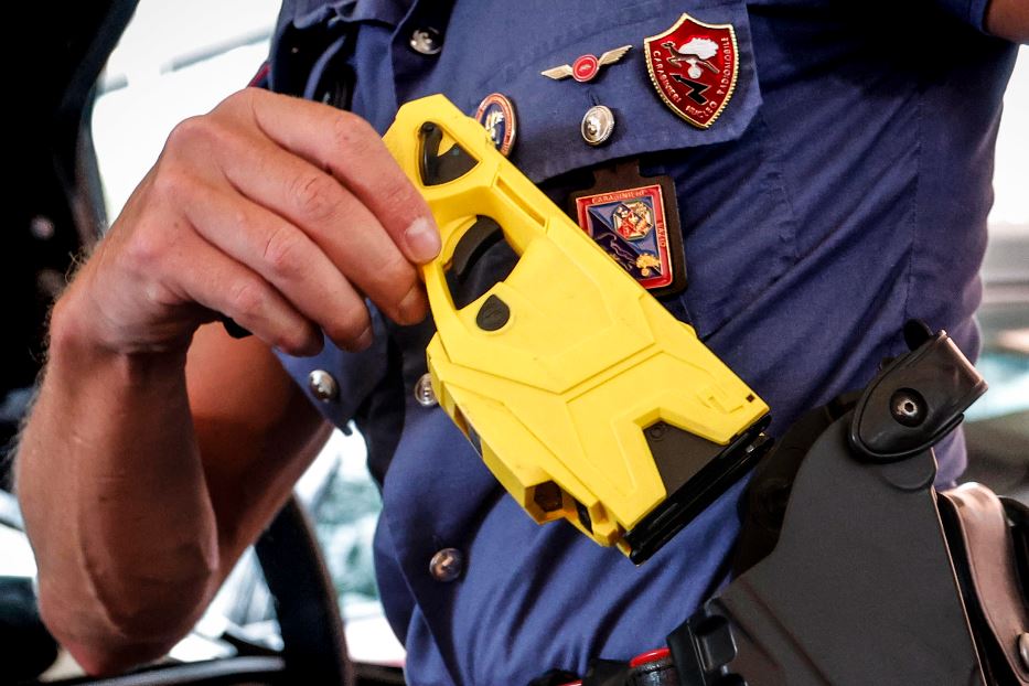 Due vittime in poche ore: perché il taser è finito sotto accusa
