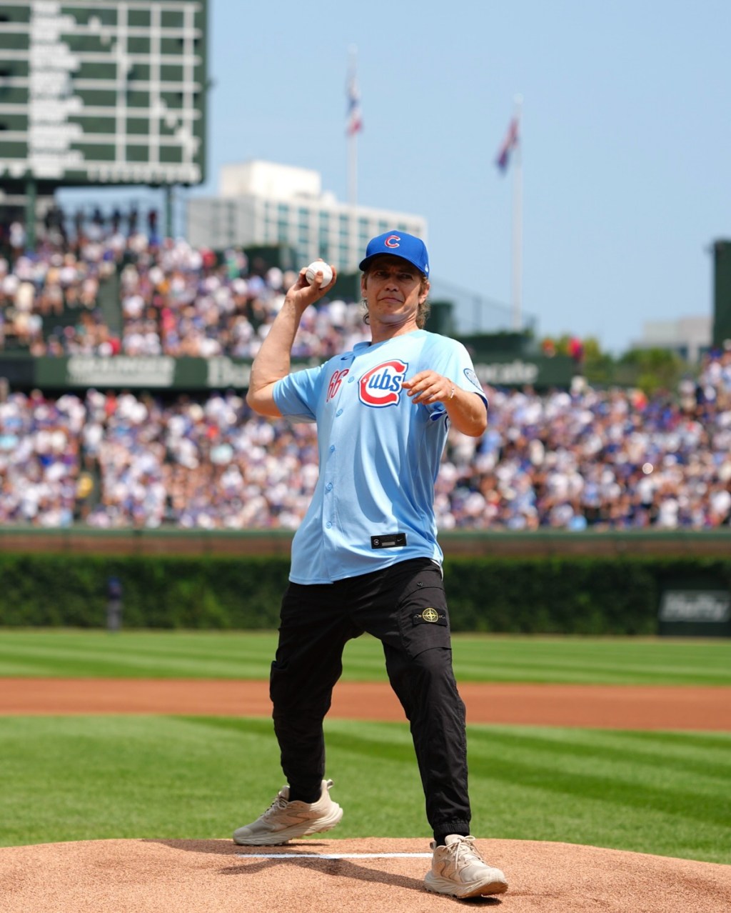 Hayden Christensen brings rarely seen daughter, 10, to Chicago Cubs ...