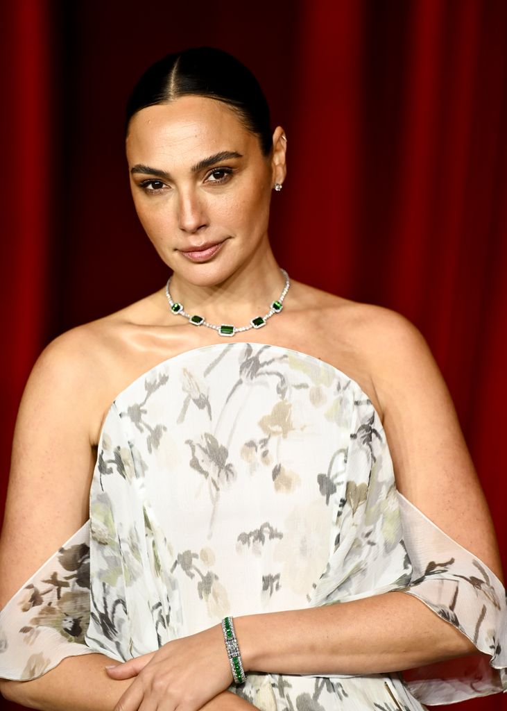 Gal Gadot issues statement on 'divisive' viral comments about Snow ...