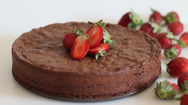 This No-Bake Chocolate Cake Only Requires 2 Ingredients