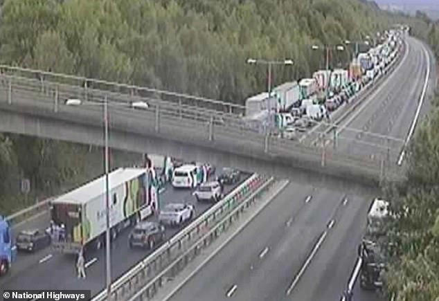 M20 motorway is closed after TRACTOR fell from a bridge onto the road