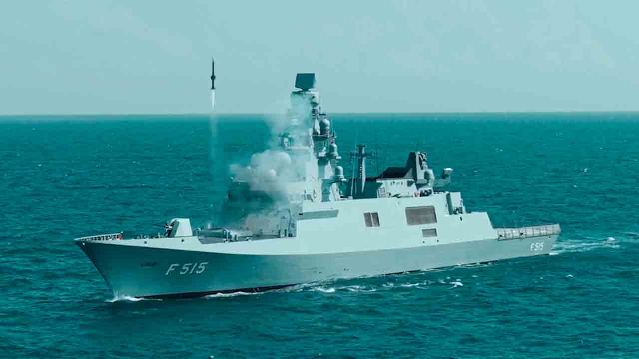 Frégate turque TCG İstanbul abat une cible aérienne avec un missile ...