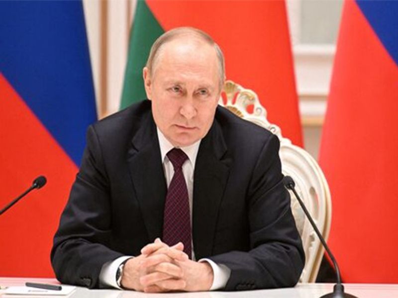 Putin’s bodyguards carried ‘poop suitcase’ to Alaska summit with Trump ...