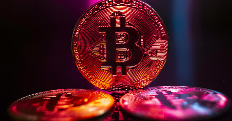 Bitcoin sinks to $115,000 after hitting its newest record, as macro ...