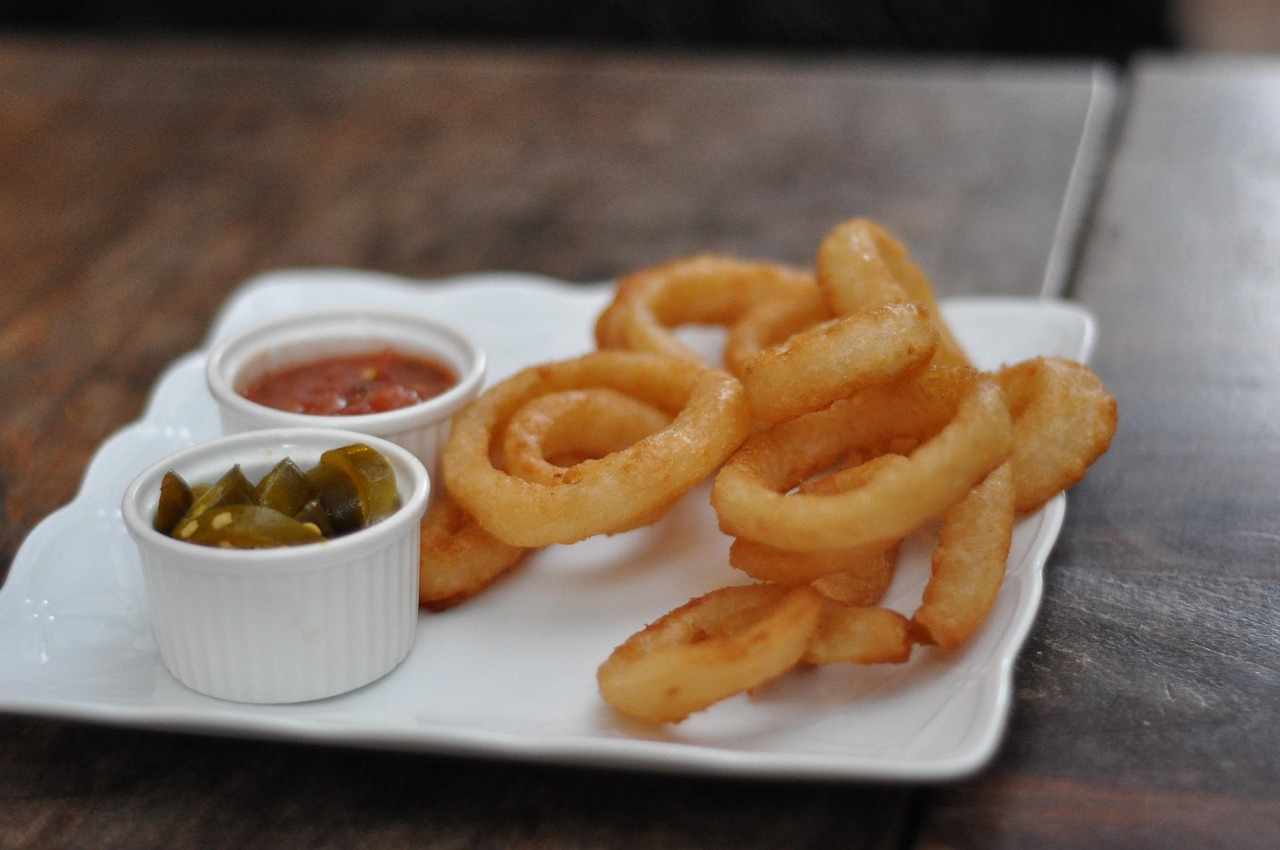 10 Chain Restaurants Where the Onion Rings Are Really Good