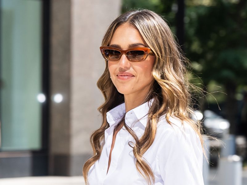 Die weiße Bluse? Stylen wir im Herbst 2025 elegant wie Jessica Alba!