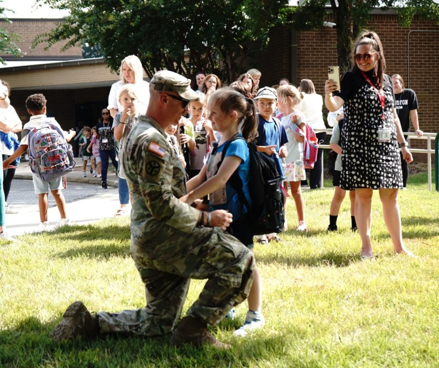 Soldier surprises daughter with homecoming