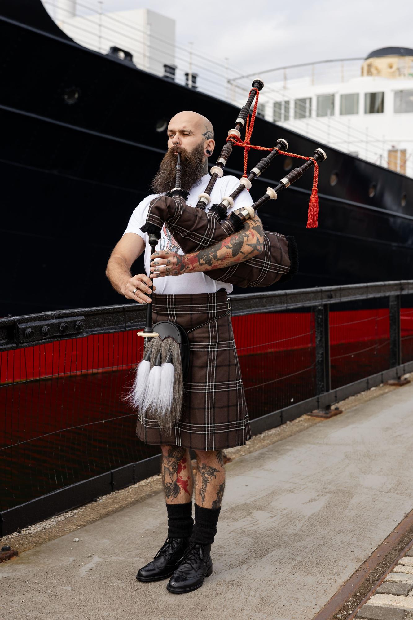 Edinburgh businesses pay tribute to AC/DC's Bon Scott ahead of ...