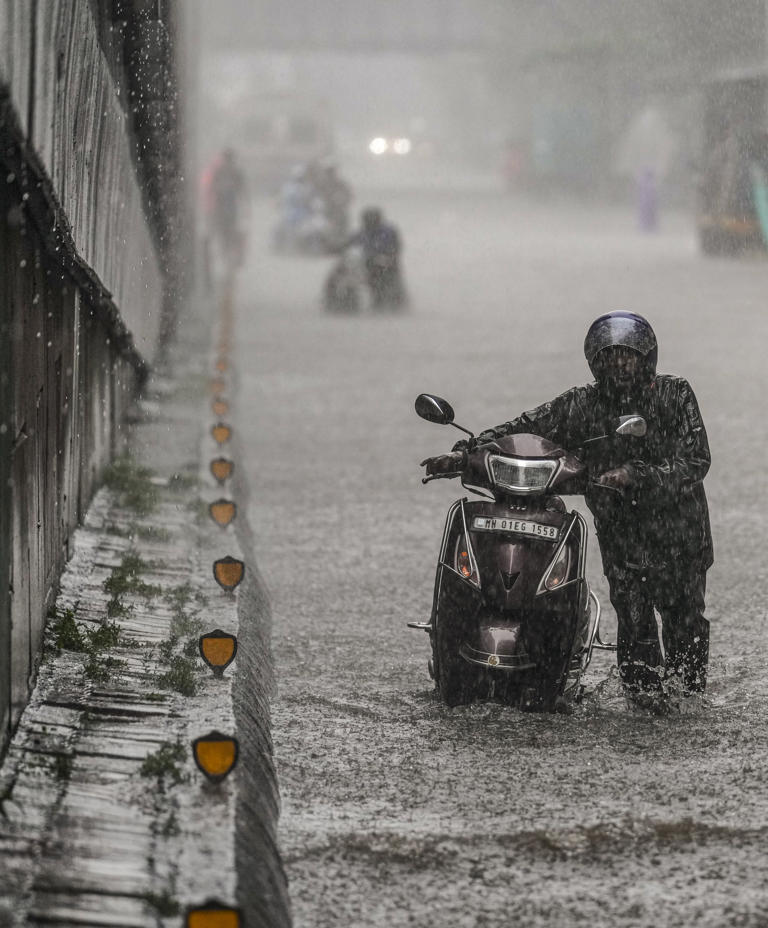 Rain fury: 5 missing, 200 stranded in Nanded; local trains, flights hit ...