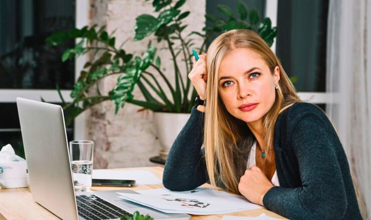 HR Experts Are Begging Young Employees To Avoid These Unprofessional Behaviors At Work