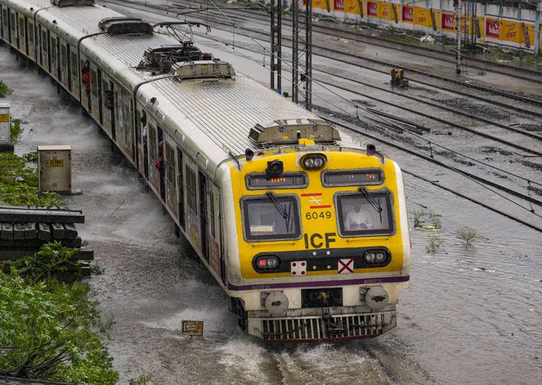 Rain fury: 5 missing, 200 stranded in Nanded; local trains, flights hit ...