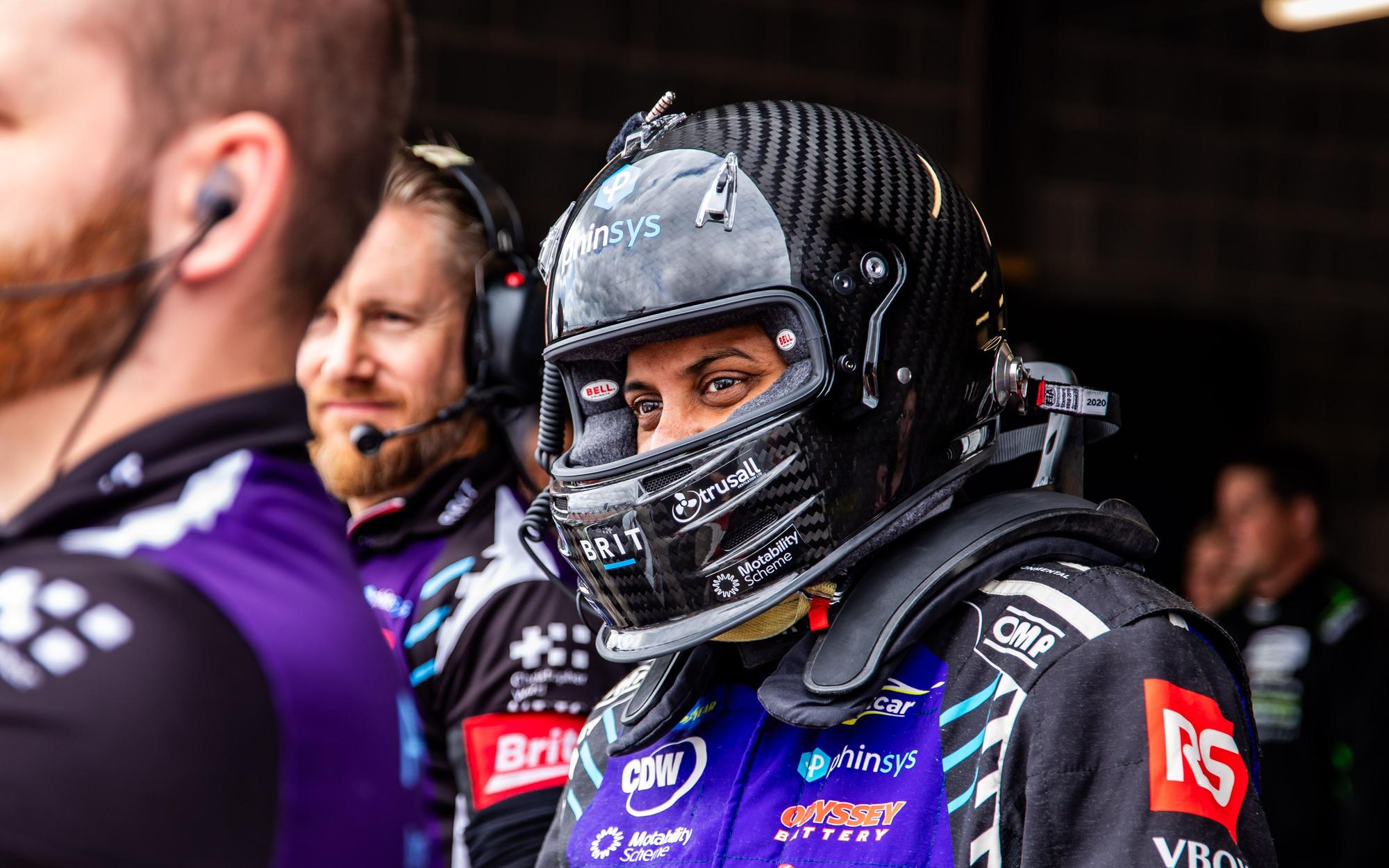 Northamptonshire racing drivers stun at Donington