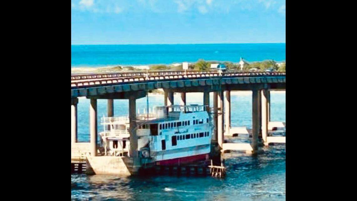 75-foot boat gets stuck under Florida bridge in bizarre way, photo shows