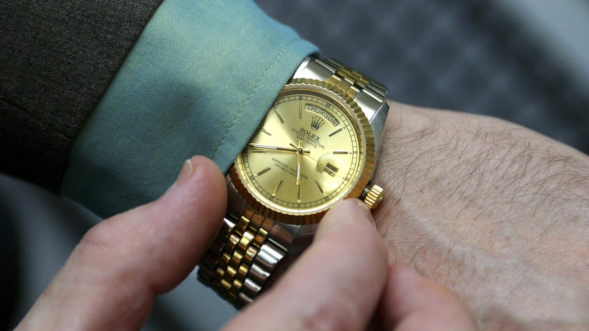 Gruppe raubt wertvolle Uhr am Maximiliansplatz